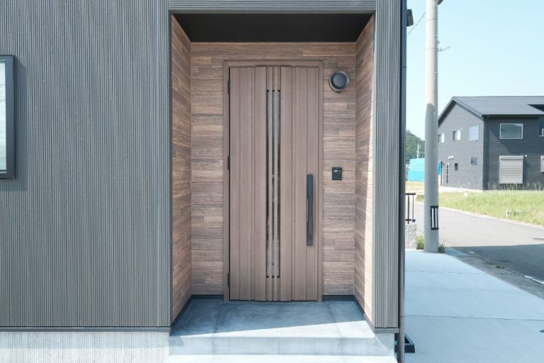 人気の玄関ドアの色や柄を紹介 | ウチュウブログ