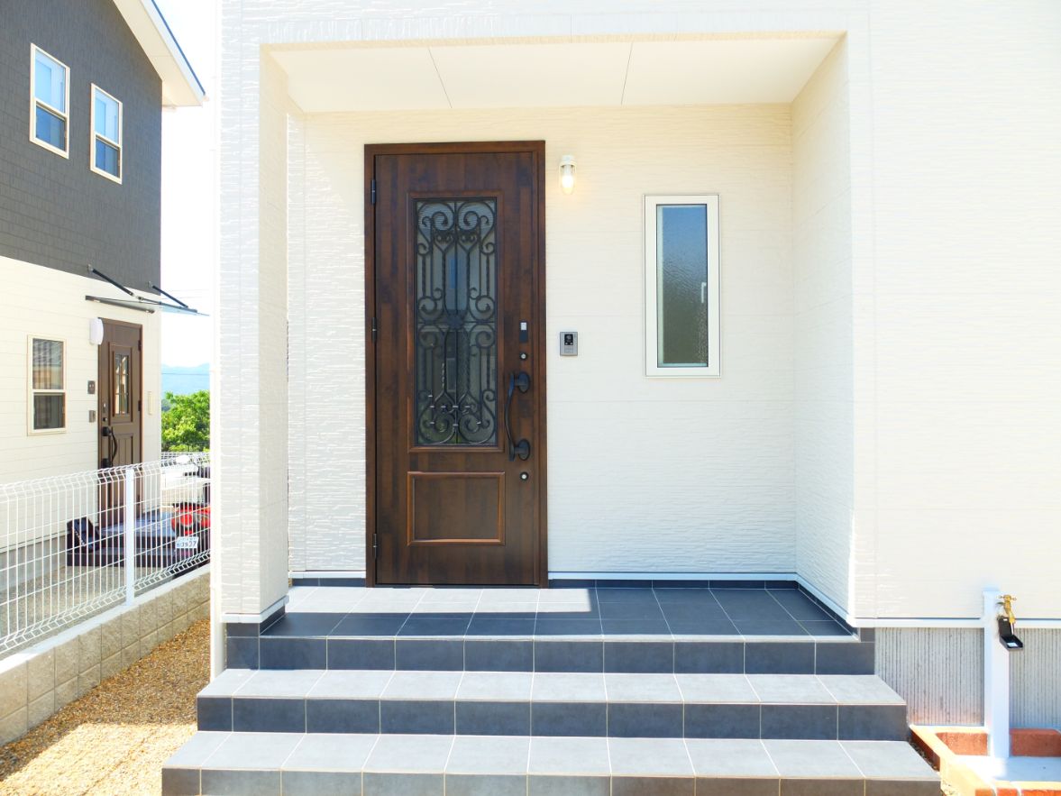 人気の玄関ドアの色や柄を紹介 | ウチュウブログ